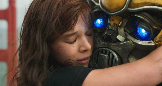 BUMBLEBEE: Hailee Steinfeld Makes A Very Cool New Friend In New Ultra ...
